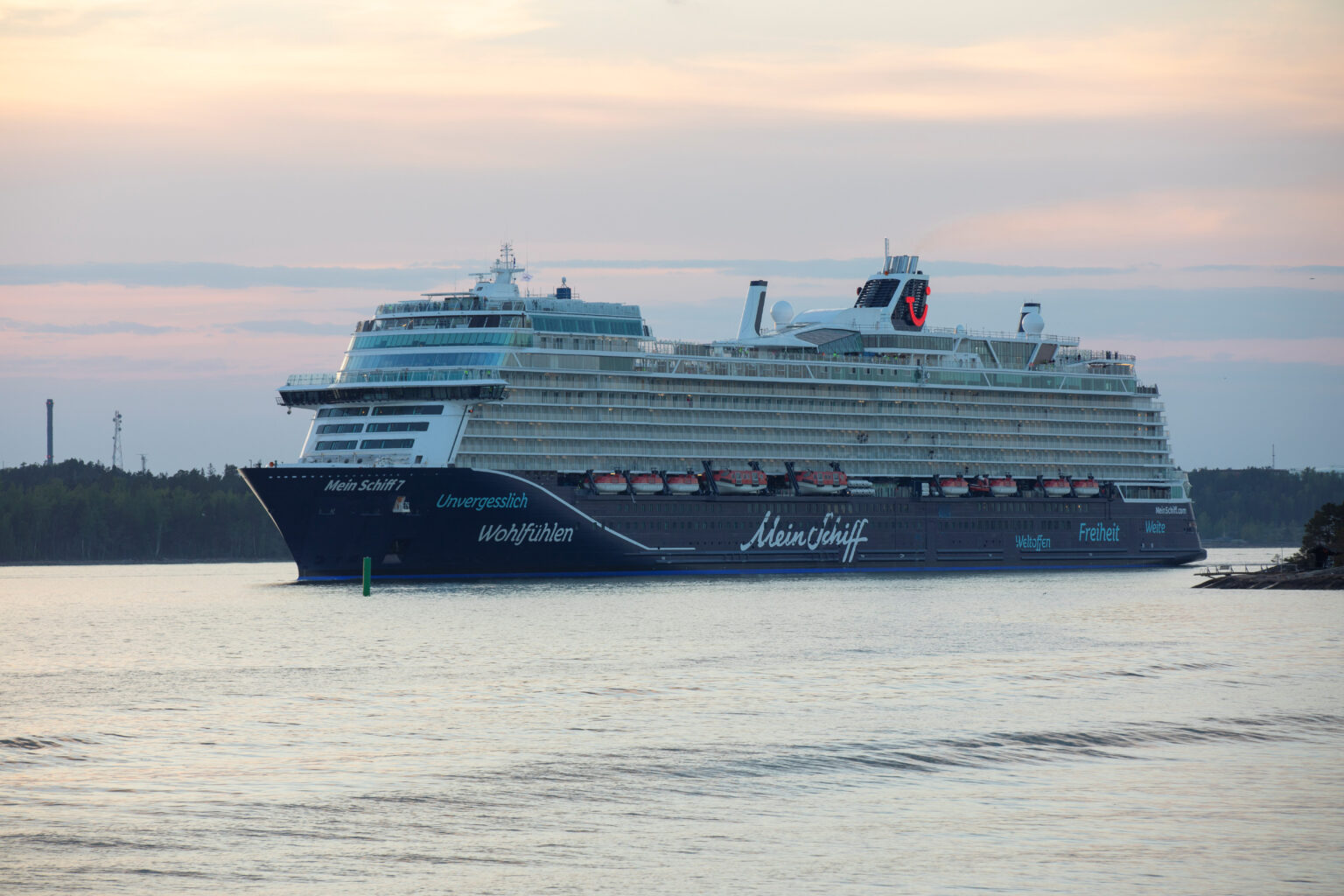 Manoeuvring control systems for marine industry